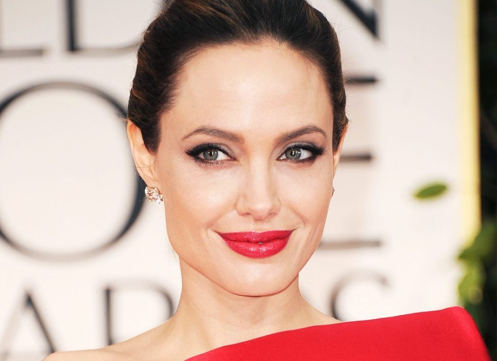 The twin sister of Angelina Jolie has been found. Look at these ...