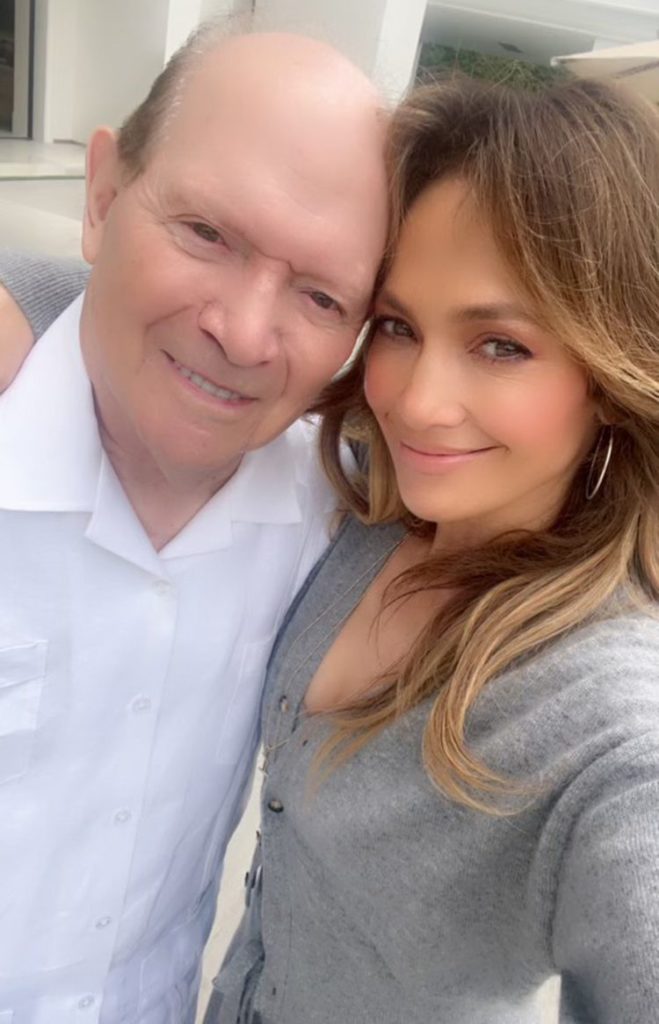 „What an amazing similarity“. Jay Lo shared new photos with her 81-year ...